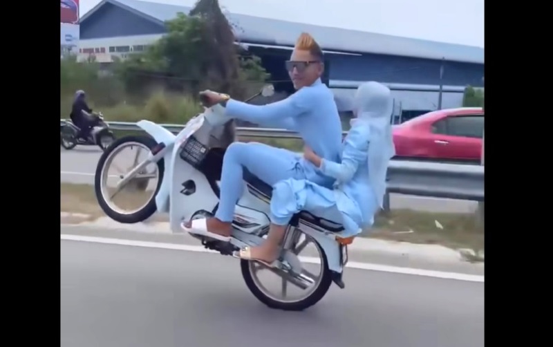 Buat 'wheelie' pakai baju Melayu, mat rempit diburu polis - ENGEAR